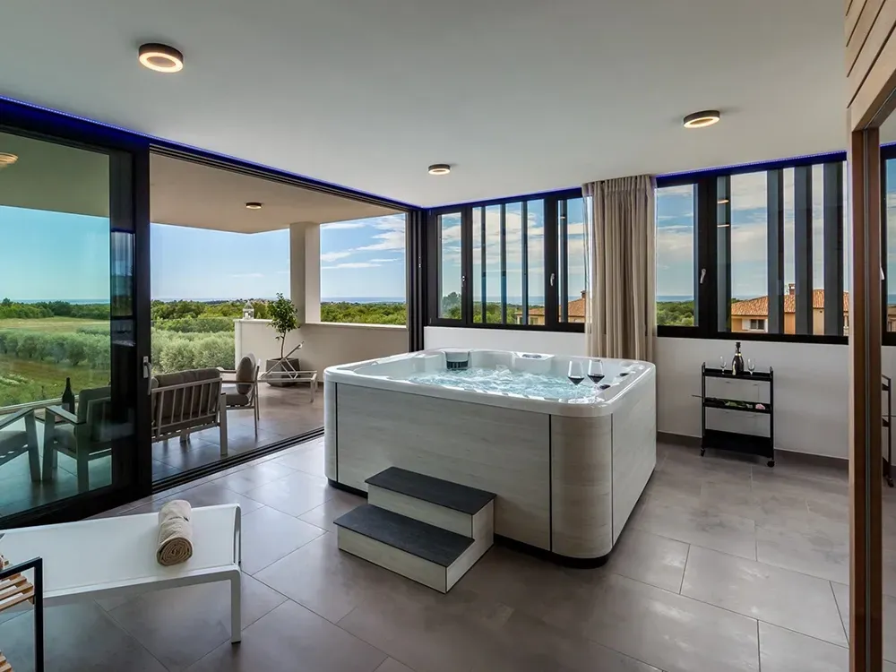 Jacuzzi interior | Luxo e relaxamento na sua própria casa | Aquavia Spa