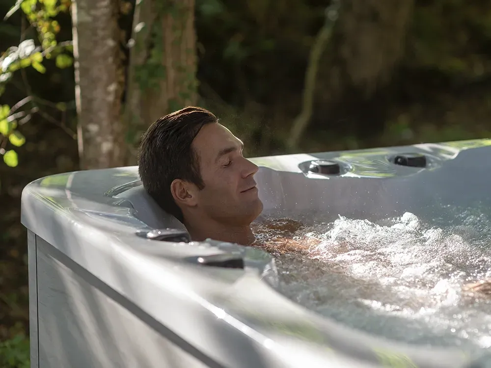 Hot tub with efficient and ecological heat pump - Aquavia Spa