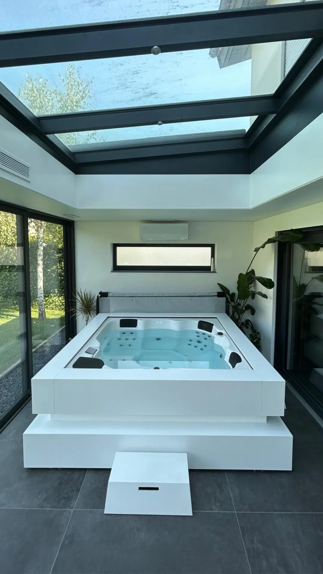 Spa Cube, jacuzzi exterior e interior 4 plazas - Aquavia Spa